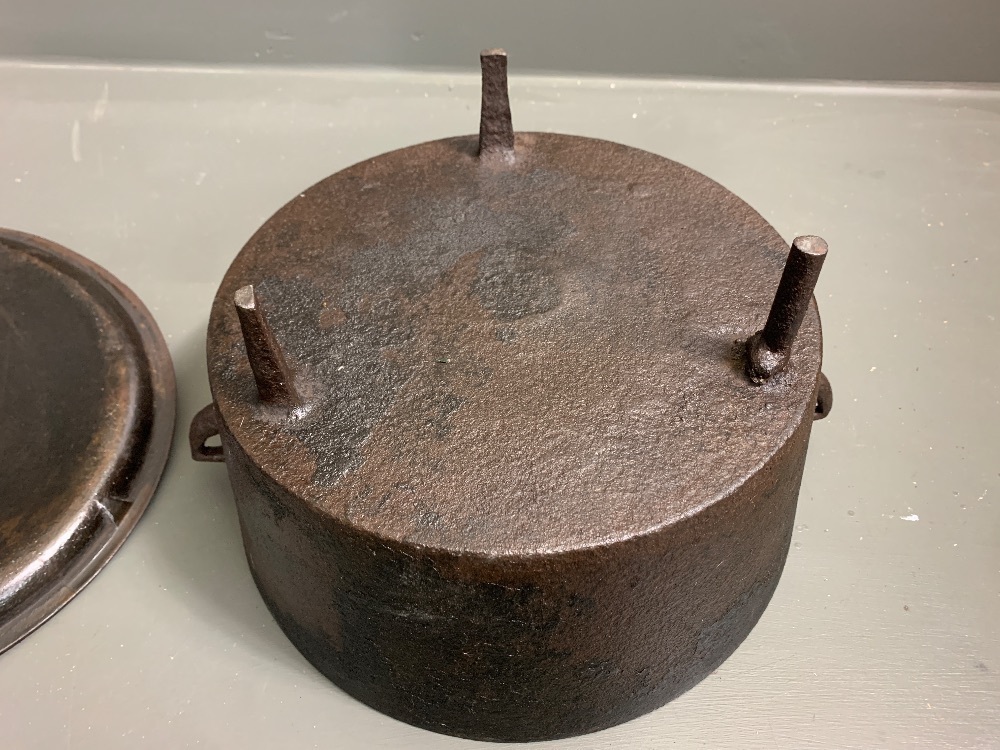 Vintage Metters 12 Camp Oven on Feet