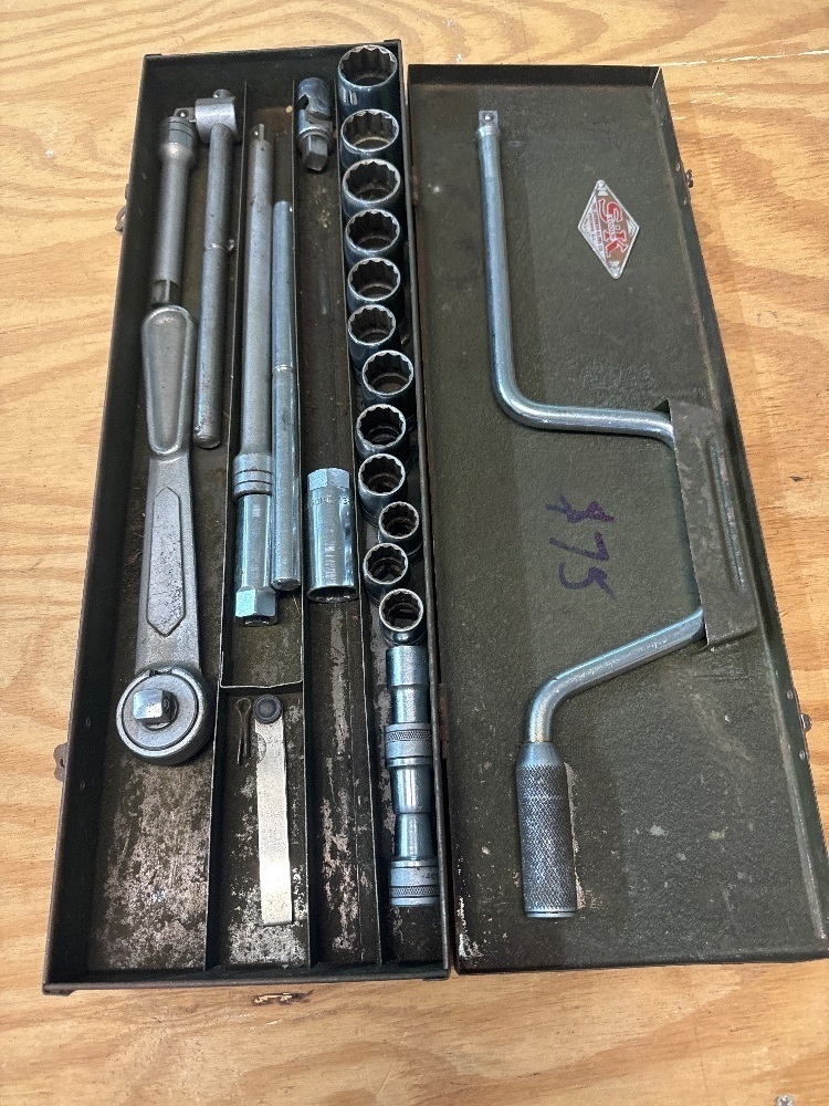 Metal case socket set